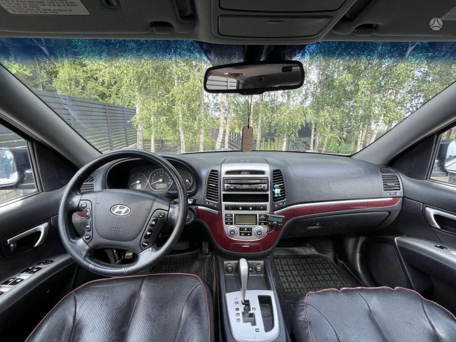 Black Hyundai Santa Fe 2007 in Klaipeda, with an engine capacity of 2.19 L and mileage of 317 thousand km for 2800 €, photo 6 on AUTOMOTO.COM.LV