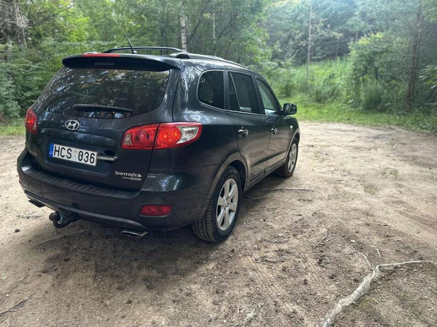 Black Hyundai Santa Fe 2007 in Vilnius, with an engine capacity of 2.19 L and mileage of 331 thousand km for 1850 €, photo 3 on AUTOMOTO.COM.LV