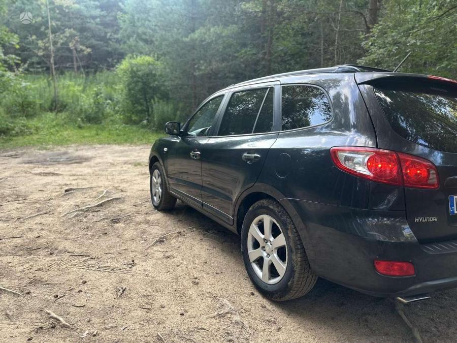Black Hyundai Santa Fe 2007 in Vilnius, with an engine capacity of 2.19 L and mileage of 331 thousand km for 1850 €, photo 4 on AUTOMOTO.COM.LV
