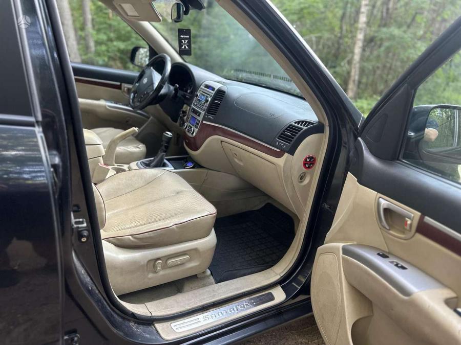 Black Hyundai Santa Fe 2007 in Vilnius, with an engine capacity of 2.19 L and mileage of 331 thousand km for 1850 €, photo 8 on AUTOMOTO.COM.LV