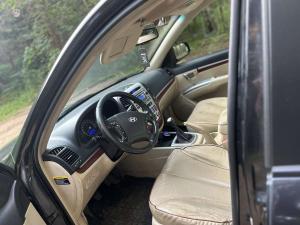 Black Hyundai Santa Fe 2007 in Vilnius, with an engine capacity of 2.19 L and mileage of 331 thousand km for 1850 €, photo 9 on AUTOMOTO.COM.LV