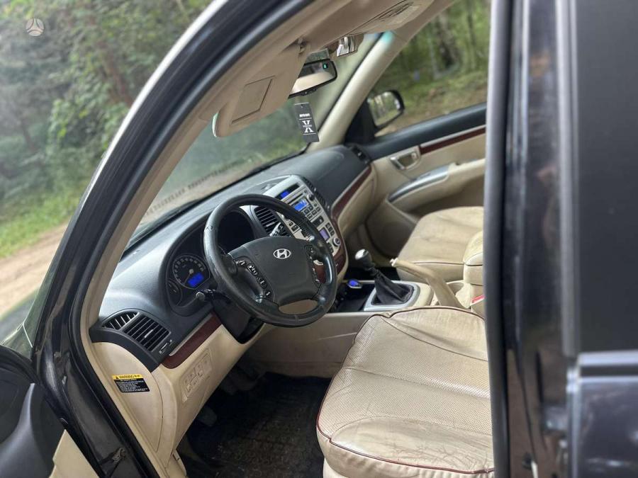 Black Hyundai Santa Fe 2007 in Vilnius, with an engine capacity of 2.19 L and mileage of 331 thousand km for 1850 €, photo 9 on AUTOMOTO.COM.LV