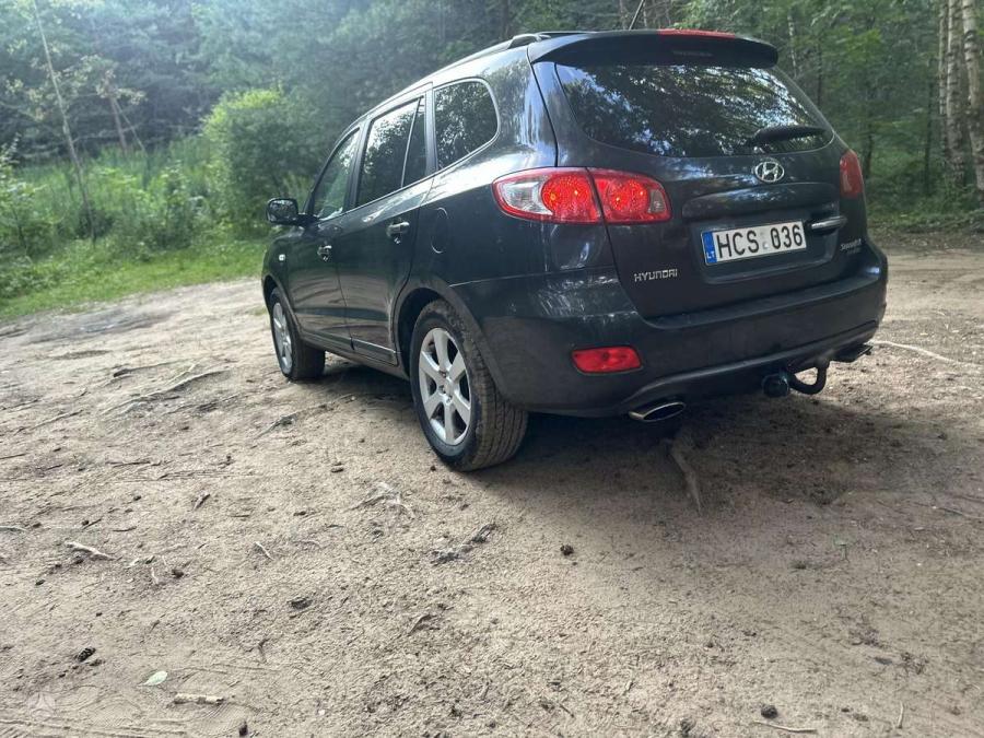 Black Hyundai Santa Fe 2007 in Vilnius, with an engine capacity of 2.19 L and mileage of 331 thousand km for 1850 €, photo 12 on AUTOMOTO.COM.LV