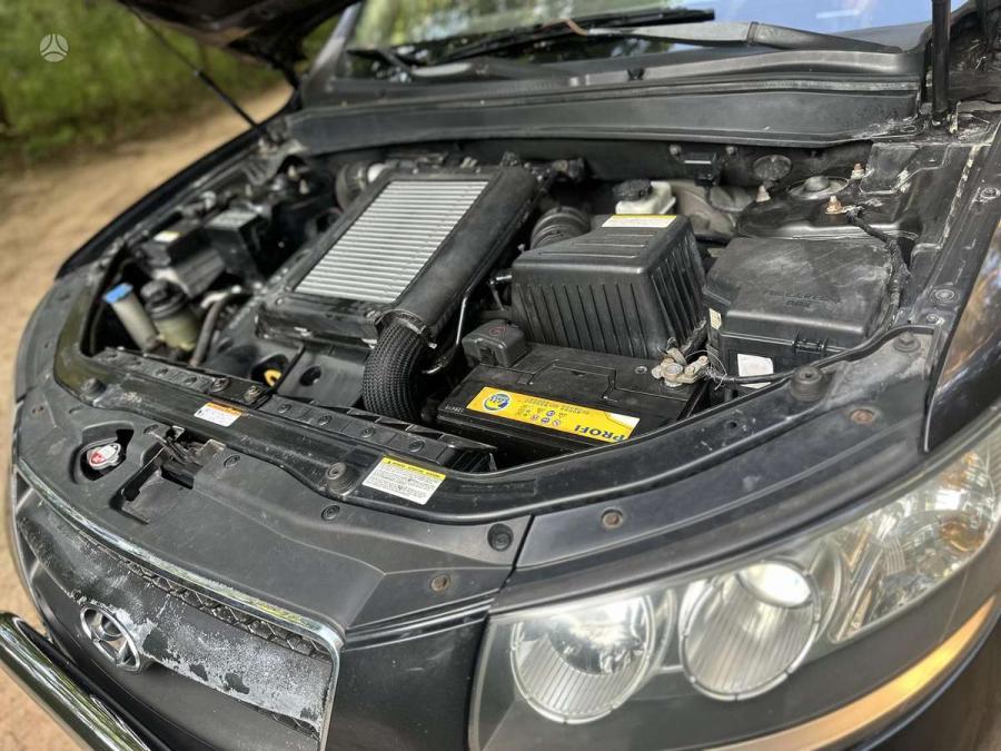 Black Hyundai Santa Fe 2007 in Vilnius, with an engine capacity of 2.19 L and mileage of 331 thousand km for 1850 €, photo 13 on AUTOMOTO.COM.LV