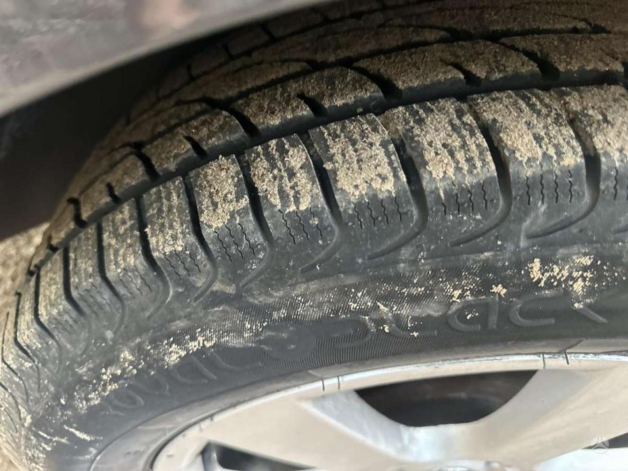 Black Hyundai Santa Fe 2007 in Vilnius, with an engine capacity of 2.19 L and mileage of 331 thousand km for 1850 €, photo 14 on AUTOMOTO.COM.LV
