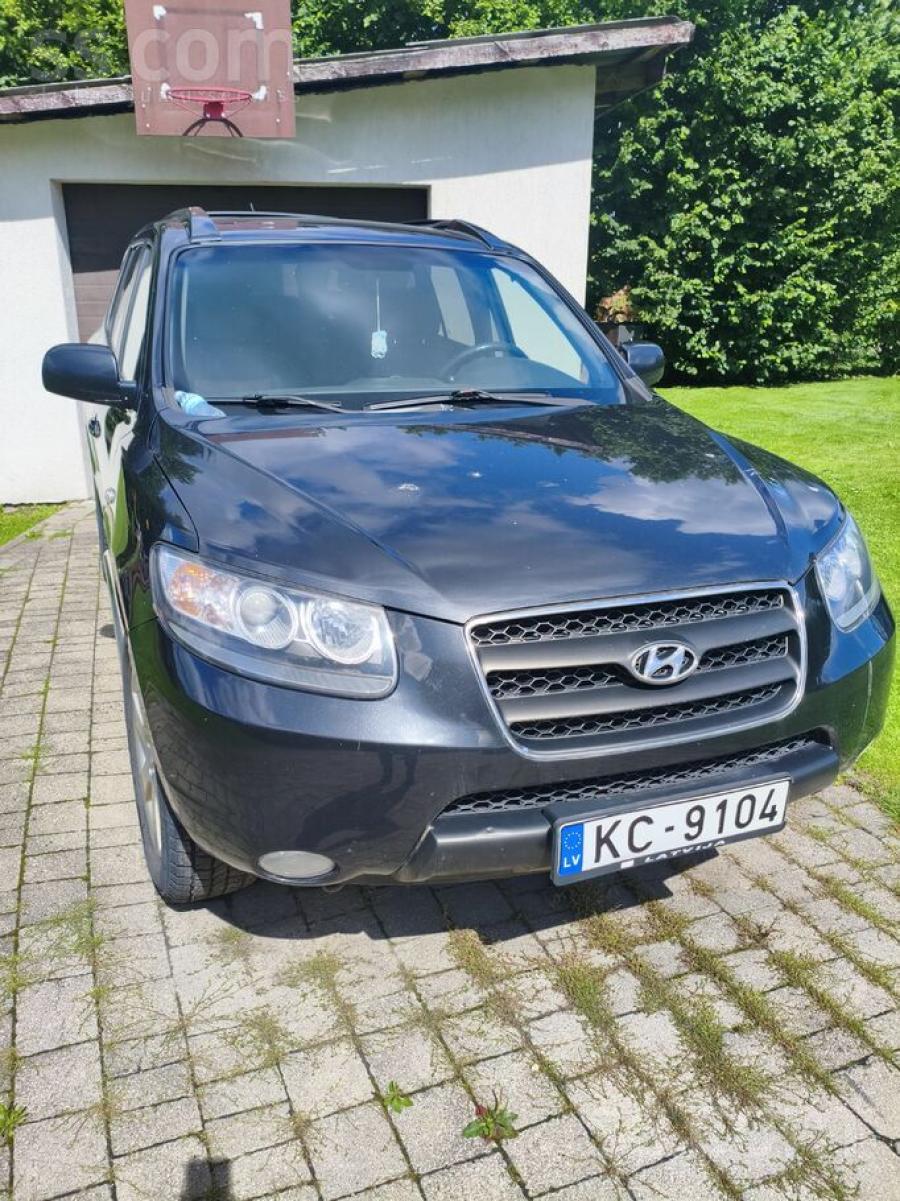 Black Hyundai Santa Fe 2007 in Jelgava, with an engine capacity of 2.20 L and mileage of 300 thousand km for 1400 €, photo 3 on AUTOMOTO.COM.LV