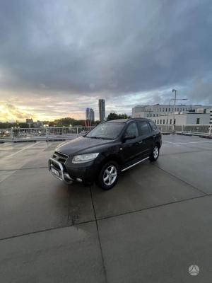 Melns Hyundai Santa Fe 2007 Viļņa, ar dzinēja tilpumu 2.19 L un nobraukumu 332 tūkst. km par 3000 €, foto  vietnē AUTOMOTO.COM.LV