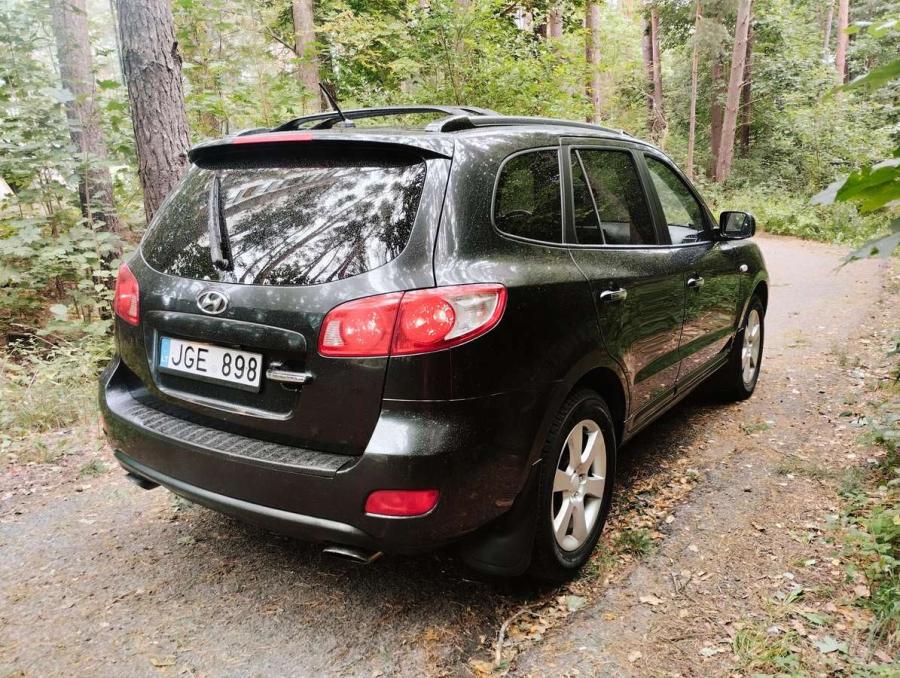 Black Hyundai Santa Fe 2007 in Vilnius, with an engine capacity of 2.19 L and mileage of 326 thousand km for 2950 €, photo 4 on AUTOMOTO.COM.LV