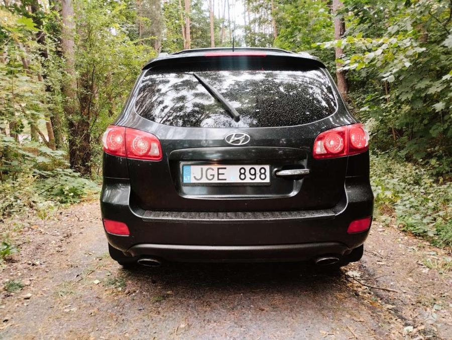 Black Hyundai Santa Fe 2007 in Vilnius, with an engine capacity of 2.19 L and mileage of 326 thousand km for 2950 €, photo 6 on AUTOMOTO.COM.LV