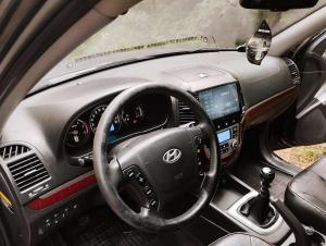 Black Hyundai Santa Fe 2007 in Vilnius, with an engine capacity of 2.19 L and mileage of 326 thousand km for 2950 €, photo 14 on AUTOMOTO.COM.LV