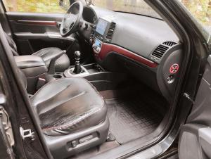 Black Hyundai Santa Fe 2007 in Vilnius, with an engine capacity of 2.19 L and mileage of 326 thousand km for 2950 €, photo 16 on AUTOMOTO.COM.LV