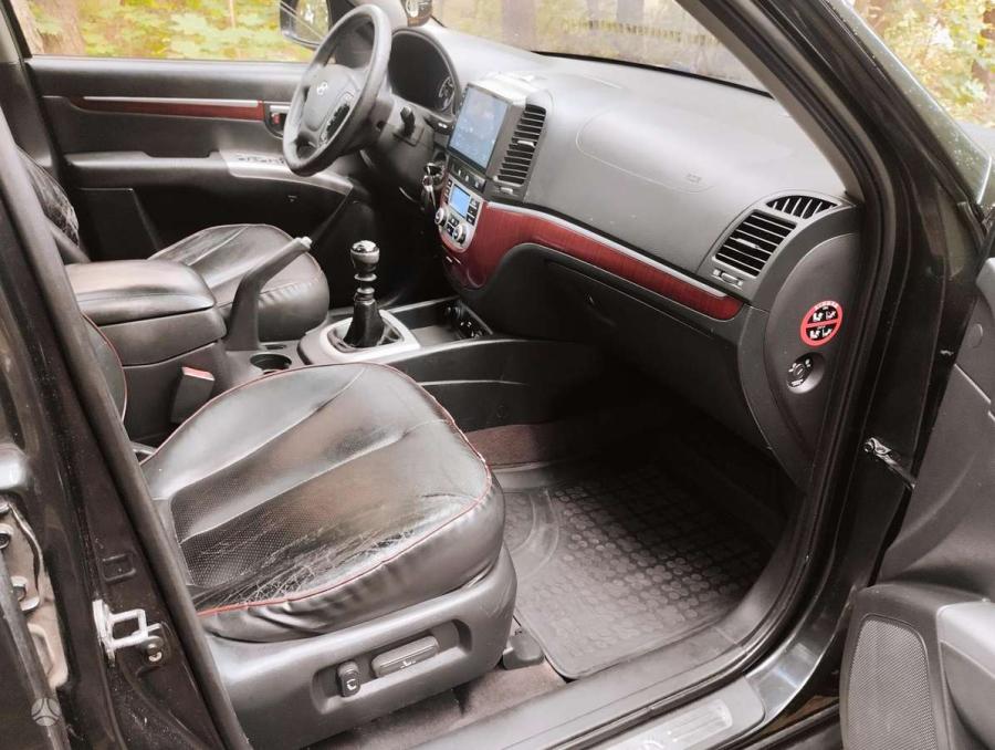 Black Hyundai Santa Fe 2007 in Vilnius, with an engine capacity of 2.19 L and mileage of 326 thousand km for 2950 €, photo 16 on AUTOMOTO.COM.LV