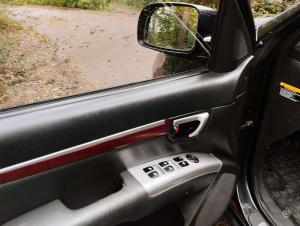 Black Hyundai Santa Fe 2007 in Vilnius, with an engine capacity of 2.19 L and mileage of 326 thousand km for 2950 €, photo 22 on AUTOMOTO.COM.LV