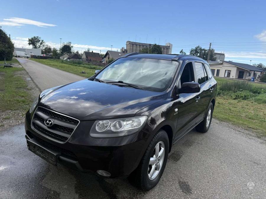 Black Hyundai Santa Fe 2007 in Marijampole, with an engine capacity of 2.19 L and mileage of 242 thousand km for 2999 €, photo 1 on AUTOMOTO.COM.LV