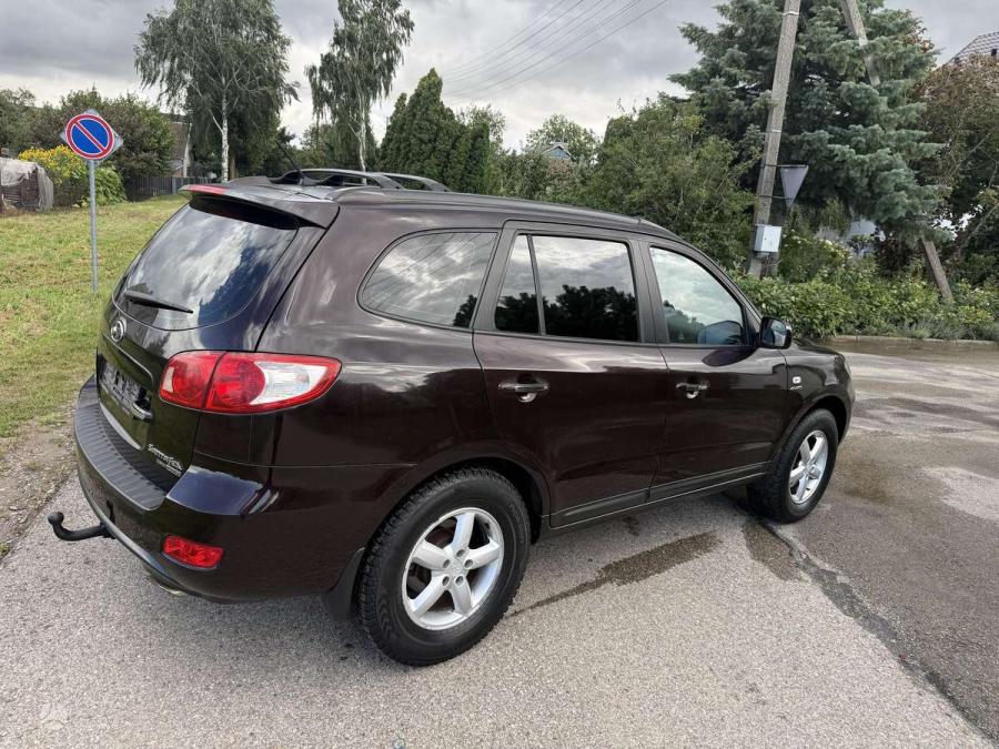 Black Hyundai Santa Fe 2007 in Marijampole, with an engine capacity of 2.19 L and mileage of 242 thousand km for 2999 €, photo 3 on AUTOMOTO.COM.LV