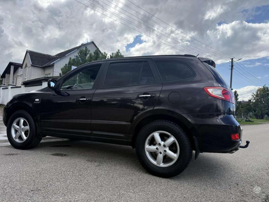 Black Hyundai Santa Fe 2007 in Marijampole, with an engine capacity of 2.19 L and mileage of 242 thousand km for 2999 €, photo 5 on AUTOMOTO.COM.LV