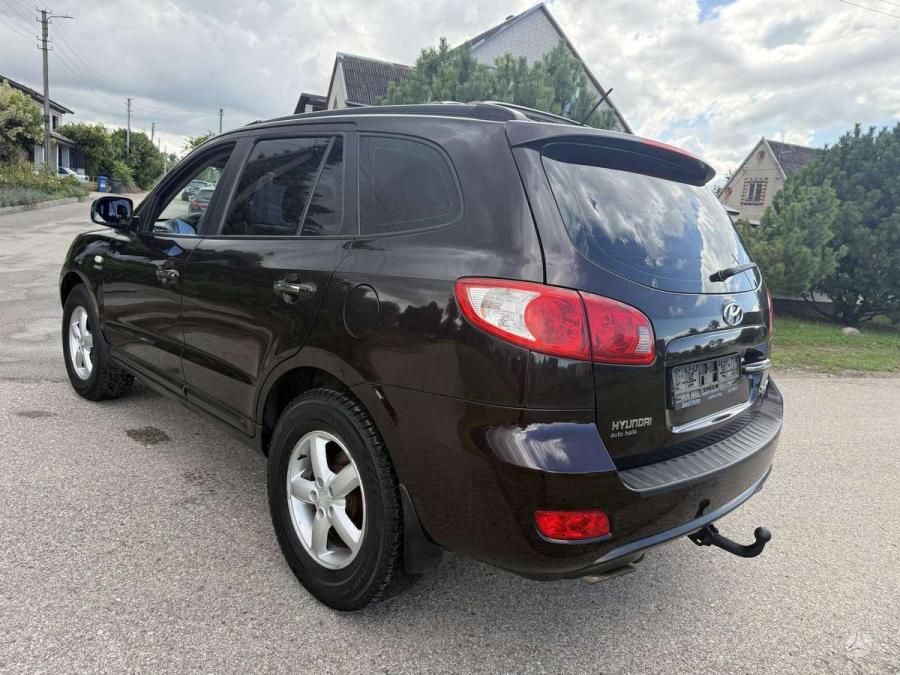 Black Hyundai Santa Fe 2007 in Marijampole, with an engine capacity of 2.19 L and mileage of 242 thousand km for 2999 €, photo 6 on AUTOMOTO.COM.LV