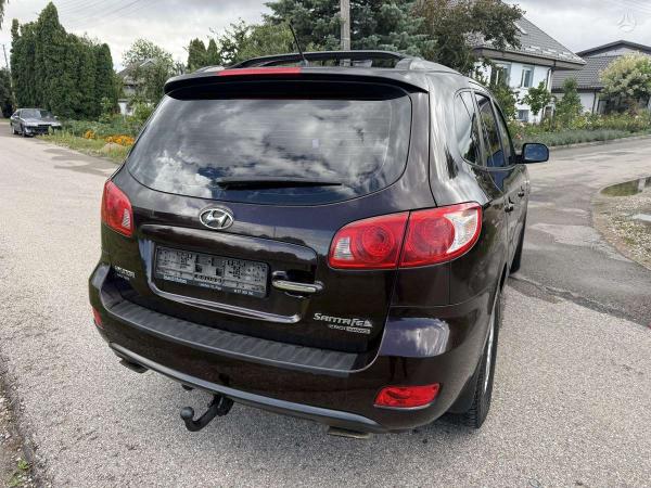 Black Hyundai Santa Fe 2007 in Marijampole, with an engine capacity of 2.19 L and mileage of 242 thousand km for 2999 €, photo 7 on AUTOMOTO.COM.LV