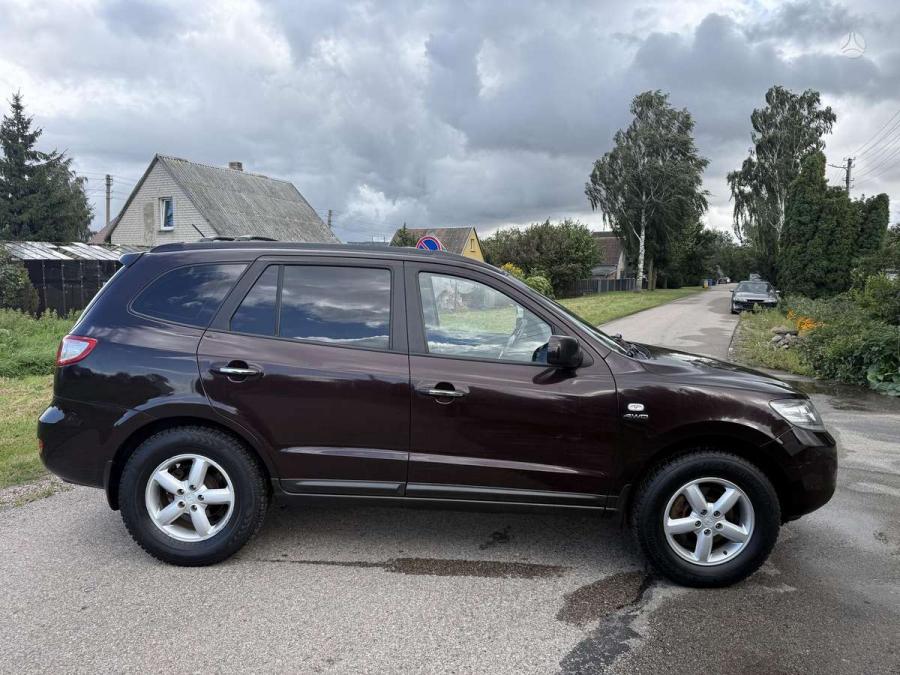 Black Hyundai Santa Fe 2007 in Marijampole, with an engine capacity of 2.19 L and mileage of 242 thousand km for 2999 €, photo 8 on AUTOMOTO.COM.LV