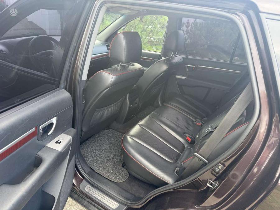 Black Hyundai Santa Fe 2007 in Marijampole, with an engine capacity of 2.19 L and mileage of 242 thousand km for 2999 €, photo 12 on AUTOMOTO.COM.LV
