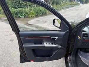 Black Hyundai Santa Fe 2007 in Marijampole, with an engine capacity of 2.19 L and mileage of 242 thousand km for 2999 €, photo 13 on AUTOMOTO.COM.LV