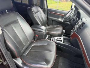 Black Hyundai Santa Fe 2007 in Marijampole, with an engine capacity of 2.19 L and mileage of 242 thousand km for 2999 €, photo 15 on AUTOMOTO.COM.LV