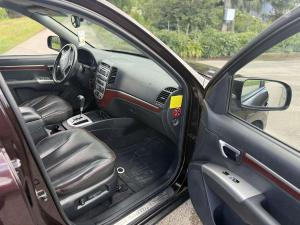 Black Hyundai Santa Fe 2007 in Marijampole, with an engine capacity of 2.19 L and mileage of 242 thousand km for 2999 €, photo 16 on AUTOMOTO.COM.LV