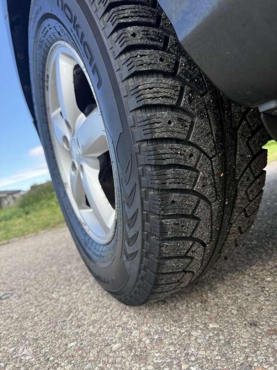 Black Hyundai Santa Fe 2007 in Marijampole, with an engine capacity of 2.19 L and mileage of 242 thousand km for 2999 €, photo 18 on AUTOMOTO.COM.LV