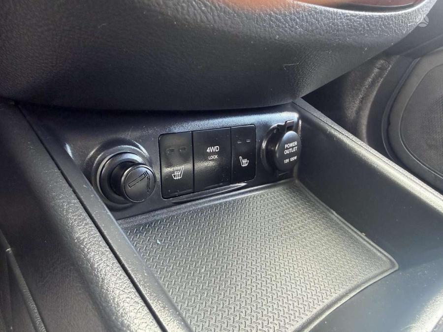 Black Hyundai Santa Fe 2007 in Marijampole, with an engine capacity of 2.19 L and mileage of 242 thousand km for 2999 €, photo 20 on AUTOMOTO.COM.LV