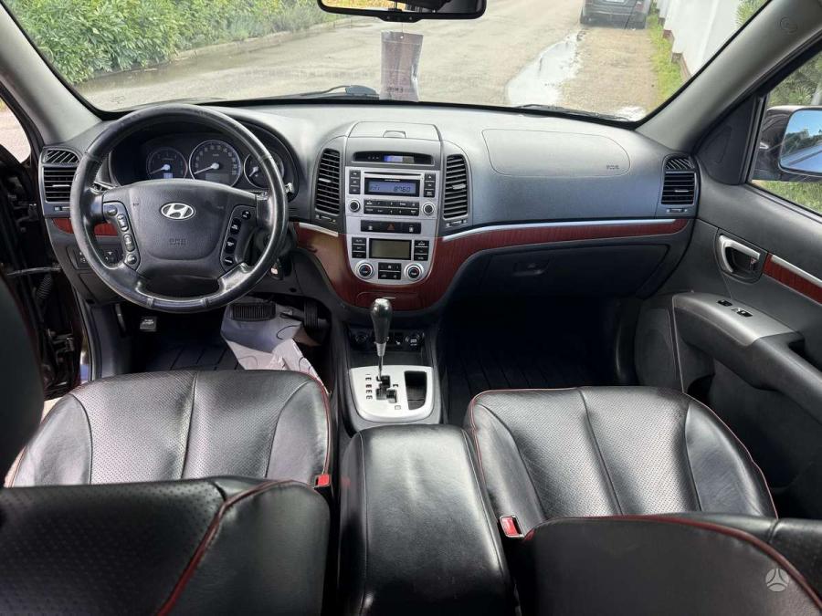 Black Hyundai Santa Fe 2007 in Marijampole, with an engine capacity of 2.19 L and mileage of 242 thousand km for 2999 €, photo 22 on AUTOMOTO.COM.LV