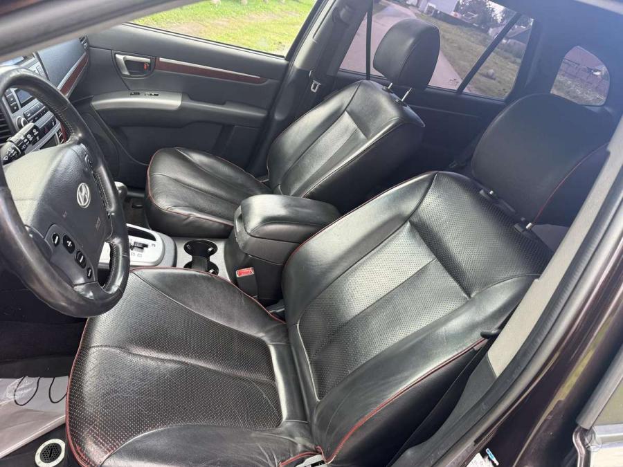 Black Hyundai Santa Fe 2007 in Marijampole, with an engine capacity of 2.19 L and mileage of 242 thousand km for 2999 €, photo 23 on AUTOMOTO.COM.LV