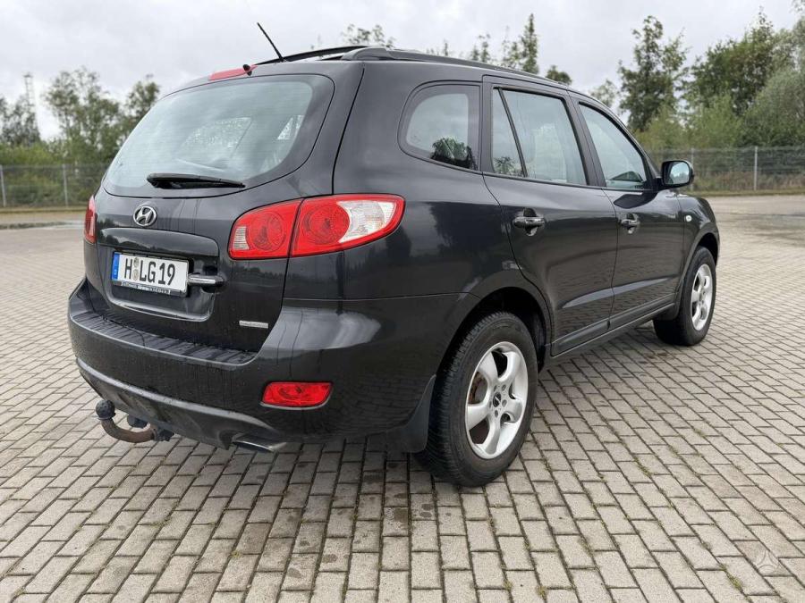 Black Hyundai Santa Fe 2007 in Marijampole, with an engine capacity of 2.19 L and mileage of 242 thousand km for 2950 €, photo 6 on AUTOMOTO.COM.LV