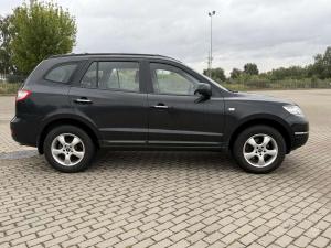 Black Hyundai Santa Fe 2007 in Marijampole, with an engine capacity of 2.19 L and mileage of 242 thousand km for 2950 €, photo 7 on AUTOMOTO.COM.LV