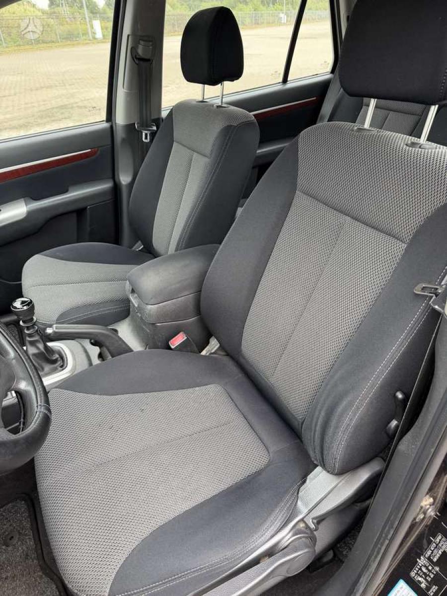 Black Hyundai Santa Fe 2007 in Marijampole, with an engine capacity of 2.19 L and mileage of 242 thousand km for 2950 €, photo 12 on AUTOMOTO.COM.LV