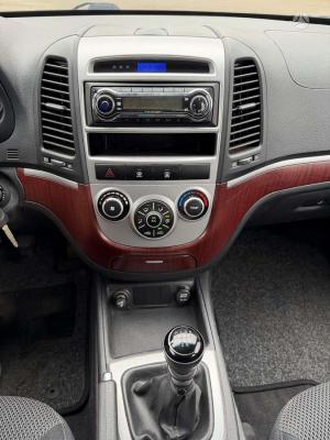 Black Hyundai Santa Fe 2007 in Marijampole, with an engine capacity of 2.19 L and mileage of 242 thousand km for 2950 €, photo 13 on AUTOMOTO.COM.LV