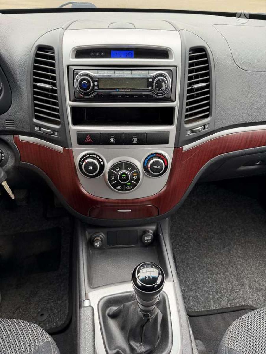 Black Hyundai Santa Fe 2007 in Marijampole, with an engine capacity of 2.19 L and mileage of 242 thousand km for 2950 €, photo 13 on AUTOMOTO.COM.LV