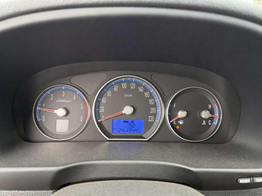 Black Hyundai Santa Fe 2007 in Marijampole, with an engine capacity of 2.19 L and mileage of 242 thousand km for 2950 €, photo 14 on AUTOMOTO.COM.LV