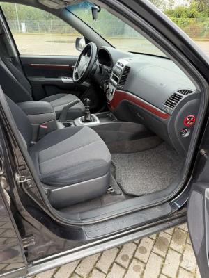 Black Hyundai Santa Fe 2007 in Marijampole, with an engine capacity of 2.19 L and mileage of 242 thousand km for 2950 €, photo 16 on AUTOMOTO.COM.LV