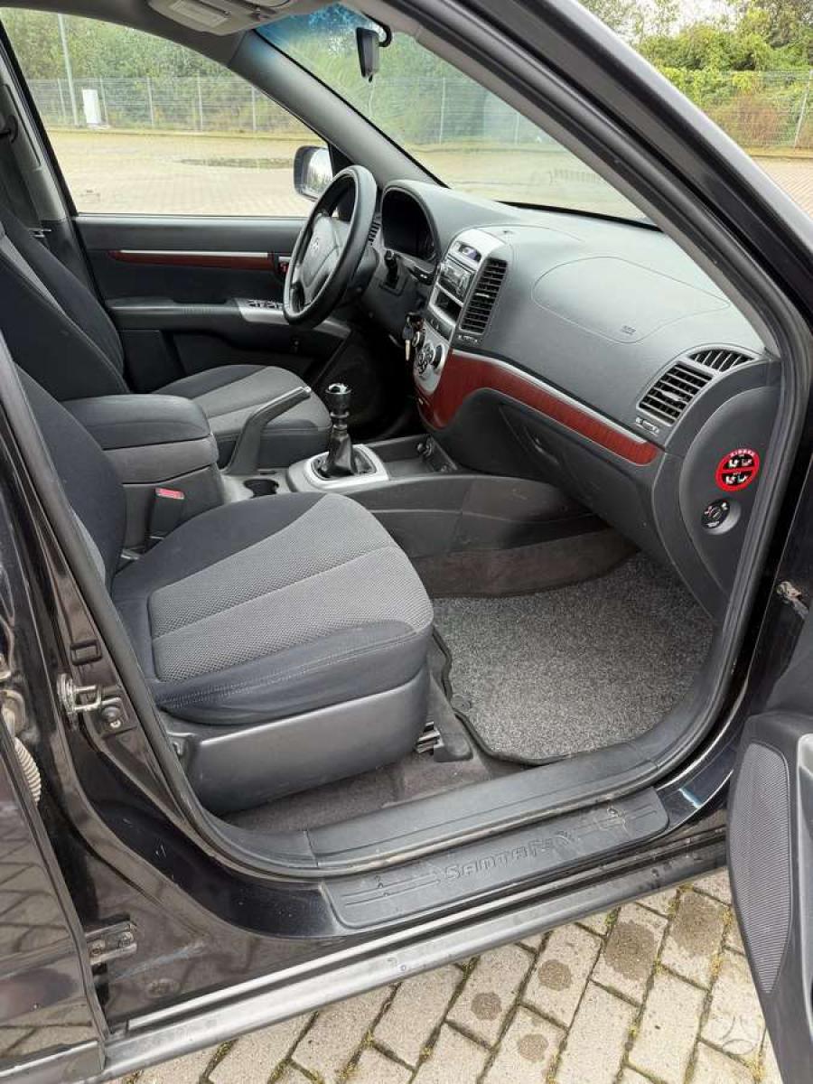 Black Hyundai Santa Fe 2007 in Marijampole, with an engine capacity of 2.19 L and mileage of 242 thousand km for 2950 €, photo 16 on AUTOMOTO.COM.LV