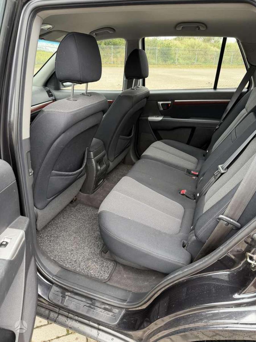Black Hyundai Santa Fe 2007 in Marijampole, with an engine capacity of 2.19 L and mileage of 242 thousand km for 2950 €, photo 17 on AUTOMOTO.COM.LV