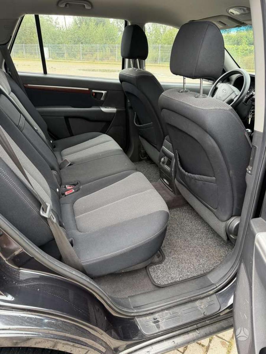 Black Hyundai Santa Fe 2007 in Marijampole, with an engine capacity of 2.19 L and mileage of 242 thousand km for 2950 €, photo 19 on AUTOMOTO.COM.LV