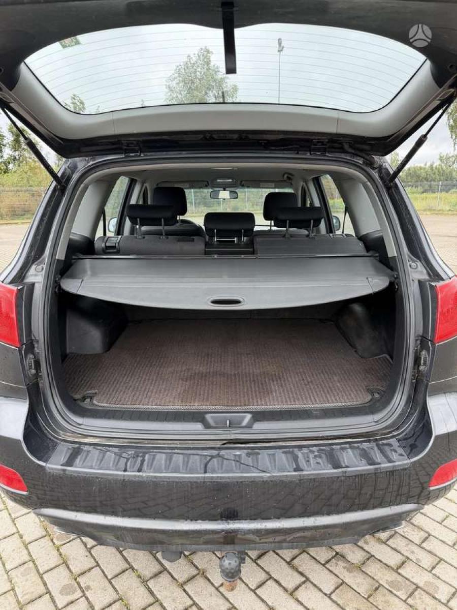 Black Hyundai Santa Fe 2007 in Marijampole, with an engine capacity of 2.19 L and mileage of 242 thousand km for 2950 €, photo 20 on AUTOMOTO.COM.LV