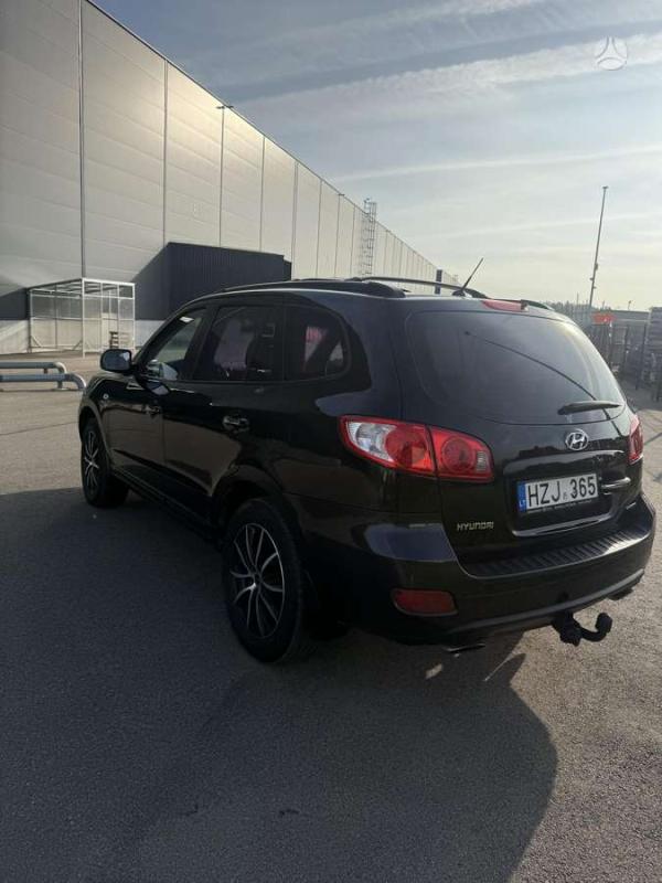 Black Hyundai Santa Fe 2007 in Kaunas, with an engine capacity of 2.19 L and mileage of 300 thousand km for 3500 €, photo 4 on AUTOMOTO.COM.LV