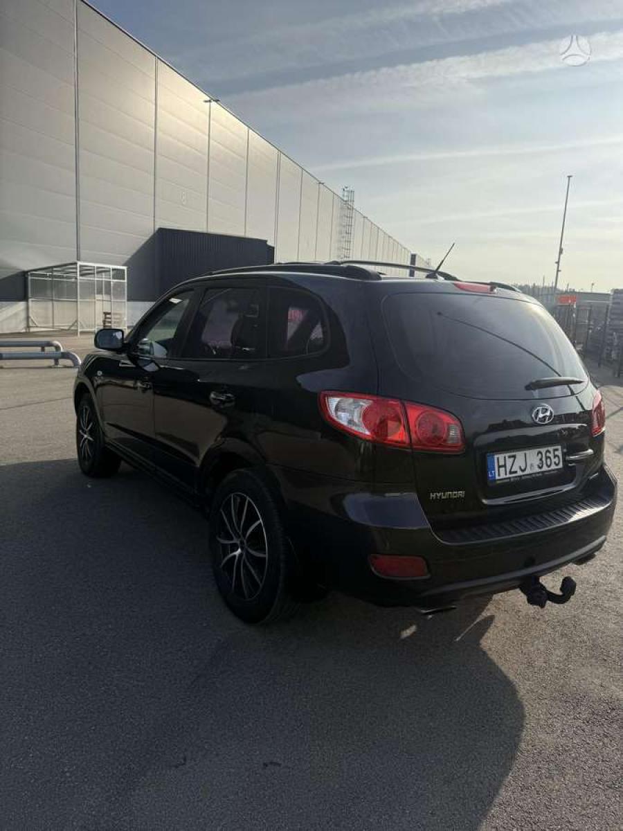 Black Hyundai Santa Fe 2007 in Kaunas, with an engine capacity of 2.19 L and mileage of 300 thousand km for 3500 €, photo 4 on AUTOMOTO.COM.LV