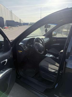 Black Hyundai Santa Fe 2007 in Kaunas, with an engine capacity of 2.19 L and mileage of 300 thousand km for 3500 €, photo 7 on AUTOMOTO.COM.LV