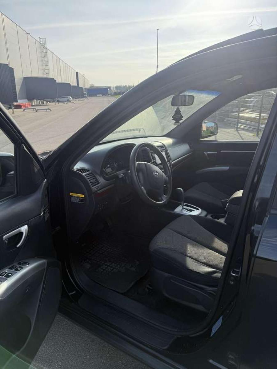 Black Hyundai Santa Fe 2007 in Kaunas, with an engine capacity of 2.19 L and mileage of 300 thousand km for 3500 €, photo 7 on AUTOMOTO.COM.LV