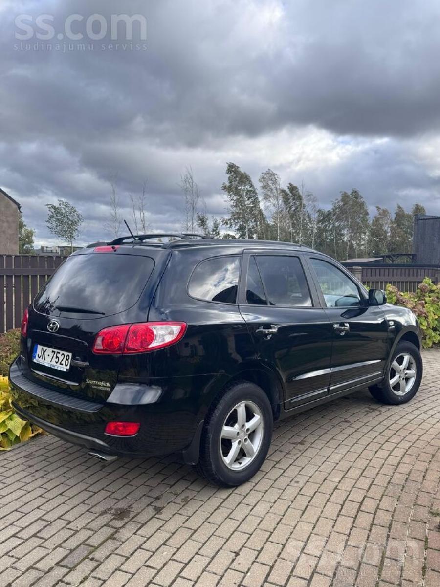 Black Hyundai Santa Fe 2007 in Riga, with an engine capacity of 2.20 L and mileage of 262 thousand km for 3300 €, photo 3 on AUTOMOTO.COM.LV