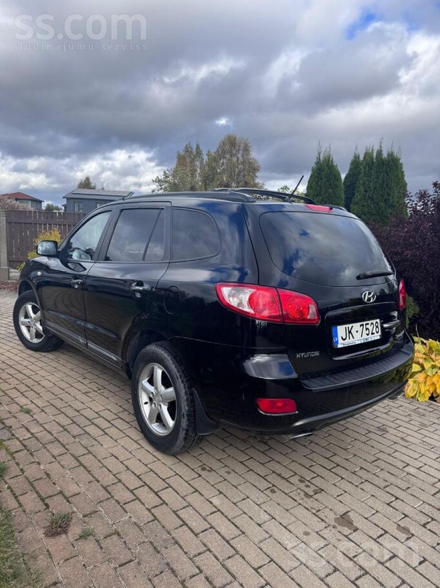 Black Hyundai Santa Fe 2007 in Riga, with an engine capacity of 2.20 L and mileage of 262 thousand km for 3300 €, photo 4 on AUTOMOTO.COM.LV