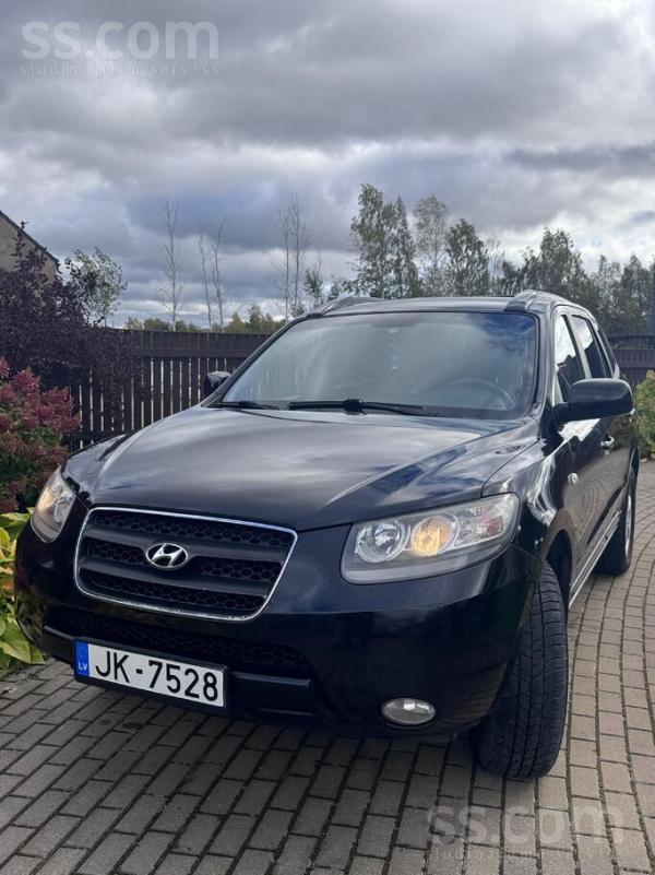 Black Hyundai Santa Fe 2007 in Riga, with an engine capacity of 2.20 L and mileage of 262 thousand km for 3300 €, photo 5 on AUTOMOTO.COM.LV