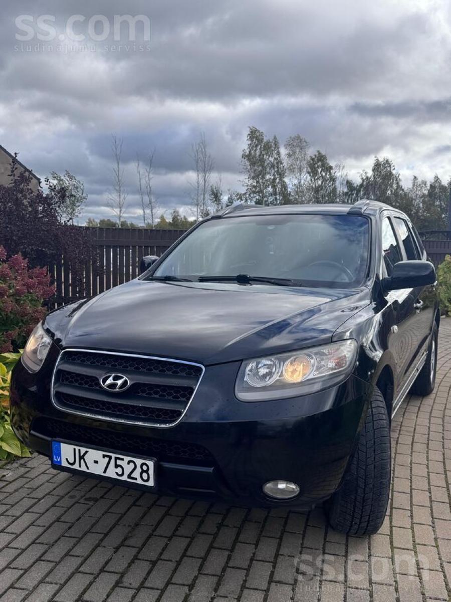 Black Hyundai Santa Fe 2007 in Riga, with an engine capacity of 2.20 L and mileage of 262 thousand km for 3300 €, photo 5 on AUTOMOTO.COM.LV